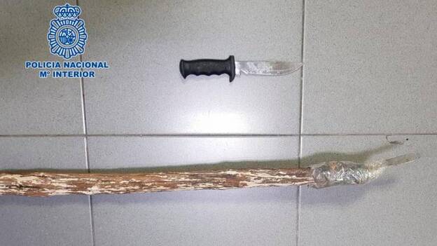 Detenido tras intentar clavar en el abdomen un cuchillo a un agente ...